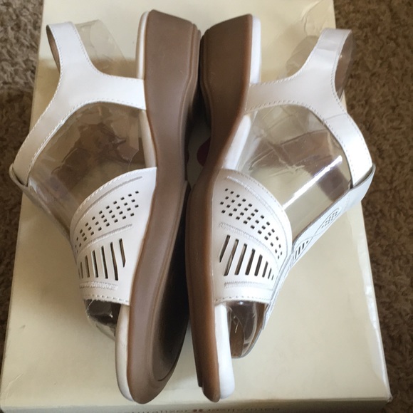 Naturalizer | Shoes | Nwt Naturalizer White Leather Sandals Size 9m 85 ...